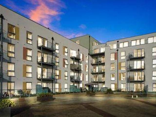 2 Bedrooms Flat for sale in Cosmopolitain Court, Main Avenue, Enfield EN1
