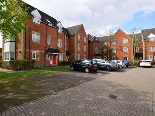 2 Bedrooms Flat for sale in Campion Close, Romford, Essex RM7