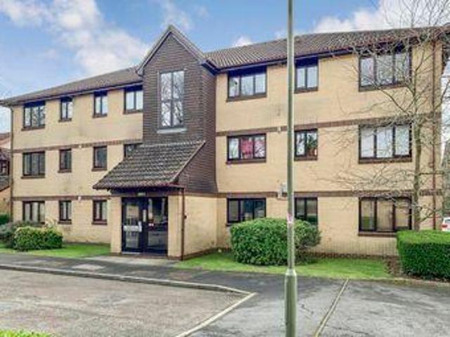2 Bedrooms Flat for sale in Canons Close, Reigate, Surrey RH2