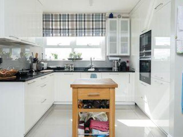 2 Bedrooms Flat for sale in Castlecombe Drive, London SW19