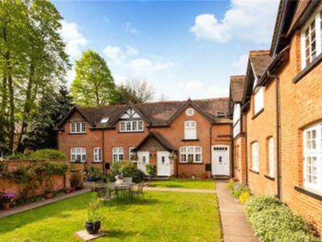 2 Bedrooms Flat for sale in Castlemead Cottages, Queen Annes Road, Windsor, Berkshire SL4