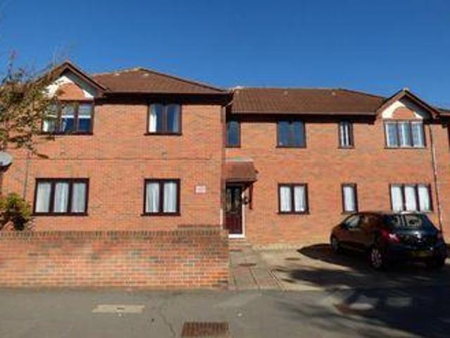 2 Bedrooms Flat for sale in Cecil Avenue, Hornchurch RM11