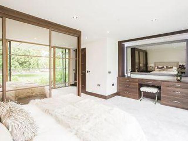 2 Bedrooms Flat for sale in Centurion Court, South Woodford E18