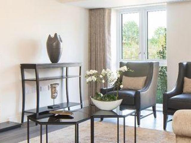 2 Bedrooms Flat for sale in ´´Centurion House´´ at Biggs Lane, Arborfield, Reading RG2