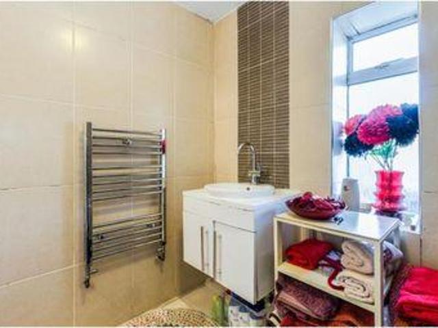 2 Bedrooms Flat for sale in Ceres Road, Plumtead, Nr Woolwich, London SE18
