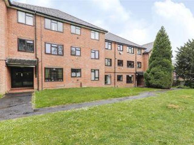 2 Bedrooms Flat for sale in Chudleigh Court, Clockhouse Road, Farnborough, Hampshire GU14