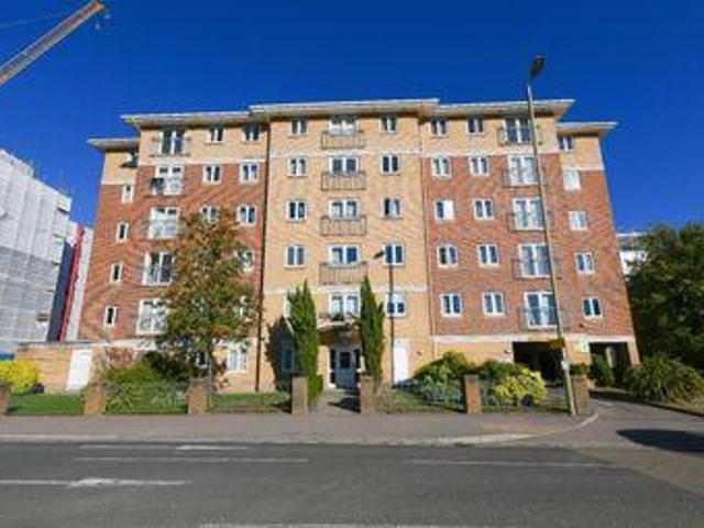 2 Bedrooms Flat for sale in Chapter House, Farnborough GU14