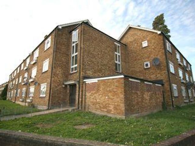 2 Bedrooms Flat for sale in Charlton Crescent, Barking IG11