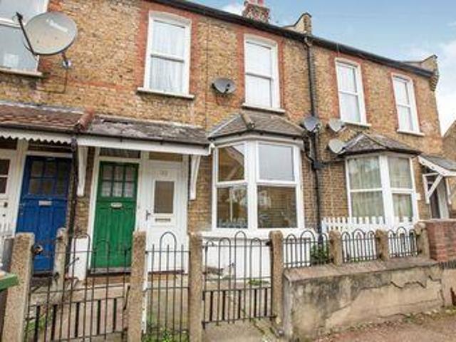 2 Bedrooms Flat for sale in Charlemont Road, London E6