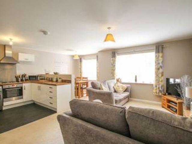 2 Bedrooms Flat for sale in Chestnut Lane, Leeds LS14
