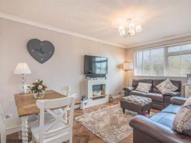 2 Bedrooms Flat for sale in Cheviot Court, Cheviot Close, Enfield EN1