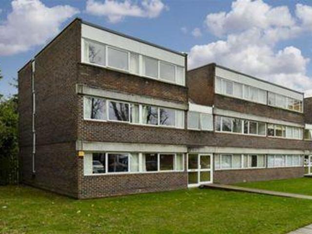 2 Bedrooms Flat for sale in Chichester Court, Epsom, Surrey KT17