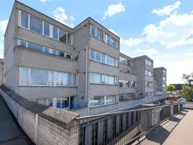 2 Bedrooms Flat for sale in Christian Square, Windsor, Berkshire SL4