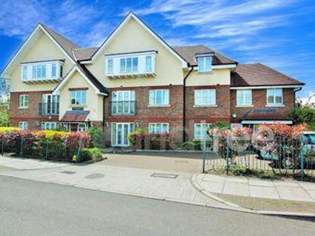 2 Bedrooms Flat for sale in Christopher Court, Great North Way, Hendon NW4