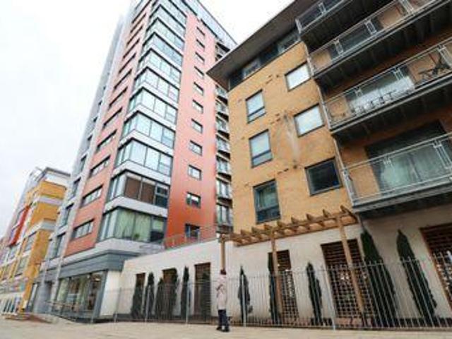2 Bedrooms Flat for sale in City Gate House, 399 425 Eastern Avenue, Ilford, Essex IG2