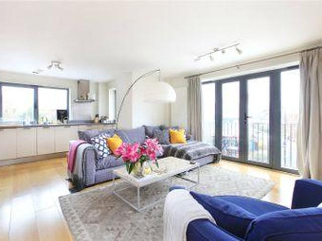 2 Bedrooms Flat for sale in Clapham Park Road, London SW4