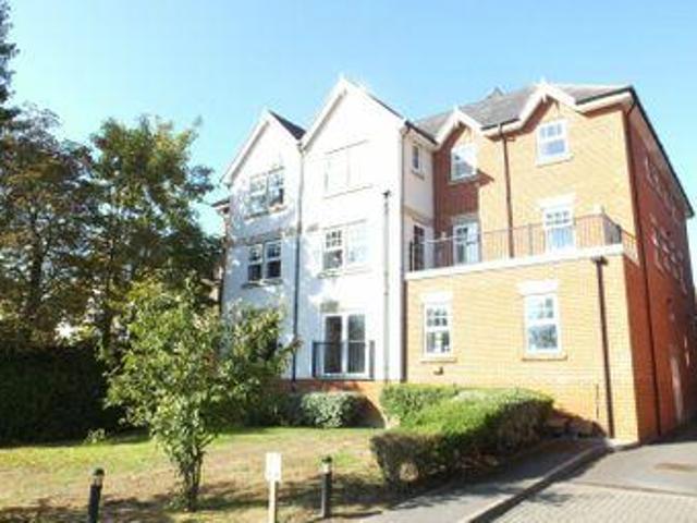2 Bedrooms Flat for sale in Claremont Avenue, Woking GU22