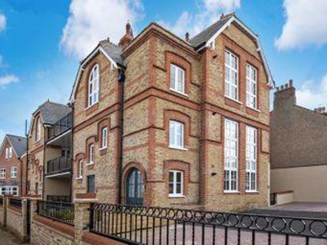 2 Bedrooms Flat for sale in Clarence Crescent, Sidcup DA14