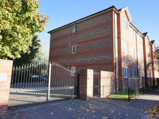 2 Bedrooms Flat for sale in Clayburn Circle, Basildon SS14