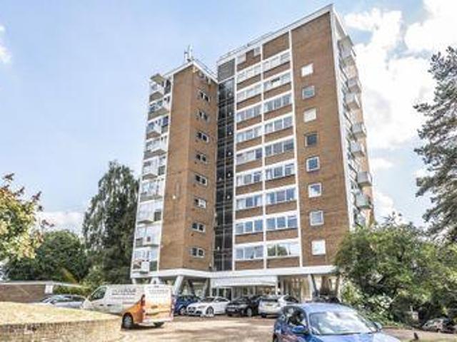 2 Bedrooms Flat for sale in Craigmore Tower, Woking GU22