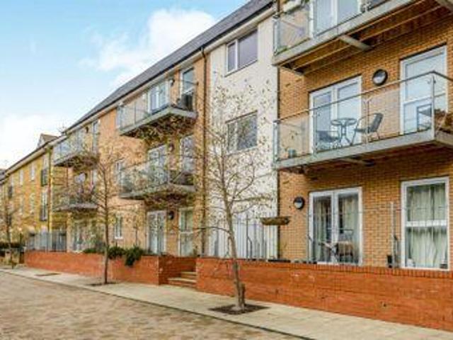 2 Bedrooms Flat for sale in Cressy Quay, Chelmsford CM2