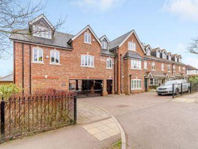2 Bedrooms Flat for sale in Crownwood Gate, Farnham GU9