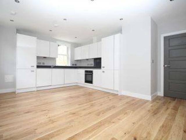2 Bedrooms Flat for sale in Crown Street, Brentwood CM14