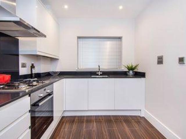 2 Bedrooms Flat for sale in Culyers Yard, William Hunter Way, Brentwood CM14