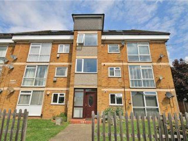 2 Bedrooms Flat for sale in Amanda Court, Edward Way, Ashford, Surrey TW15