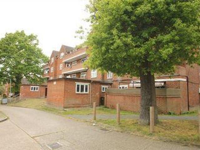 2 Bedrooms Flat for sale in Althorne Gardens, London E18
