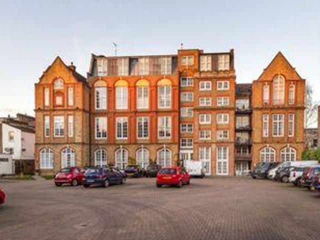 2 Bedrooms Flat for sale in Albany Road, London SE5