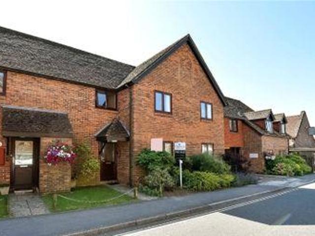 2 Bedrooms Flat for sale in Alders Court, Station Road, Alresford, Hampshire SO24