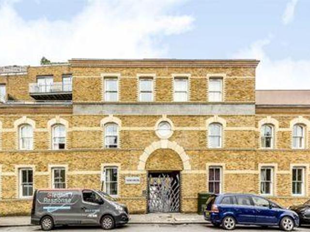 2 Bedrooms Flat for sale in Alexandra Avenue, London SW11
