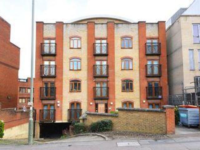 2 Bedrooms Flat for sale in Approach Road, Barnet EN4