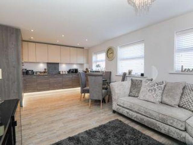 2 Bedrooms Flat for sale in Arundale Walk, Horsham RH12