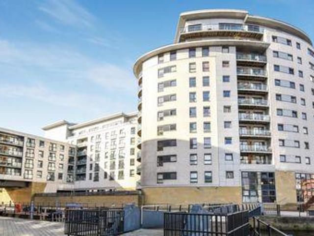2 Bedrooms Flat for sale in Armouries Way, Leeds LS10