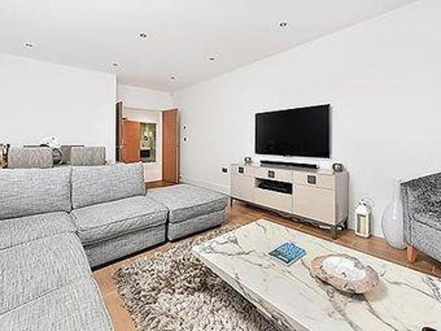 2 Bedrooms Flat for sale in Athena Court, Chase Ridings Road, Enfield, London EN2
