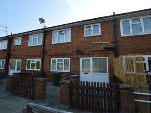 2 Bedrooms Flat for sale in Avenue Parade, The Avenue, Lower Sunbury, Surrey TW16