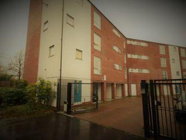 2 Bedrooms Flat for sale in Aviation Avenue, Hatfield, Hertfordshire AL10