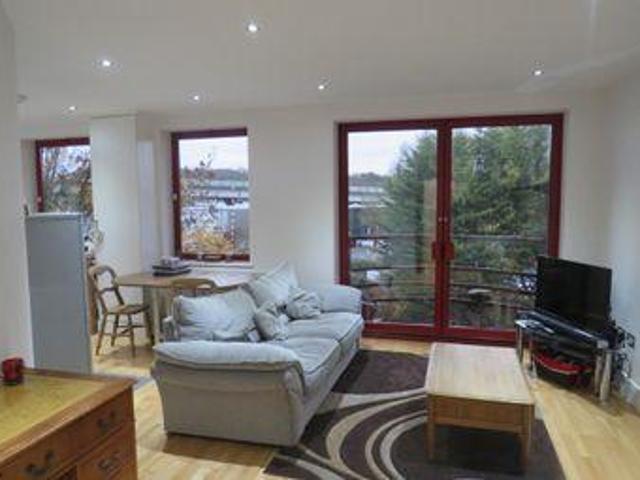 2 Bedrooms Flat for sale in Boundary Road, Loudwater, High Wycombe HP10