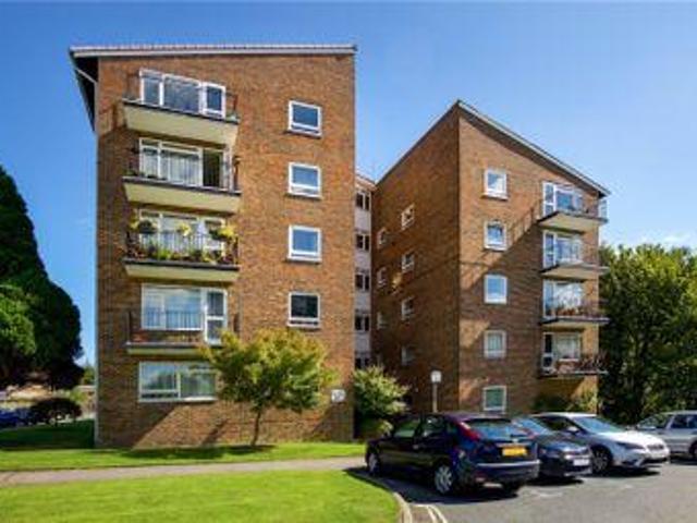 2 Bedrooms Flat for sale in Bourns Court, Ayshe Court Drive, Horsham, West Sussex RH13