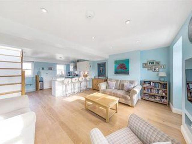 2 Bedrooms Flat for sale in Boutflower Road, London SW11