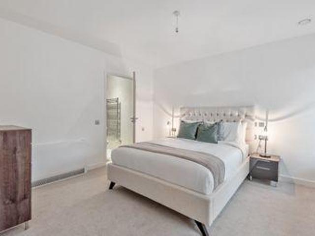 2 Bedrooms Flat for sale in Bowes Road, London N13