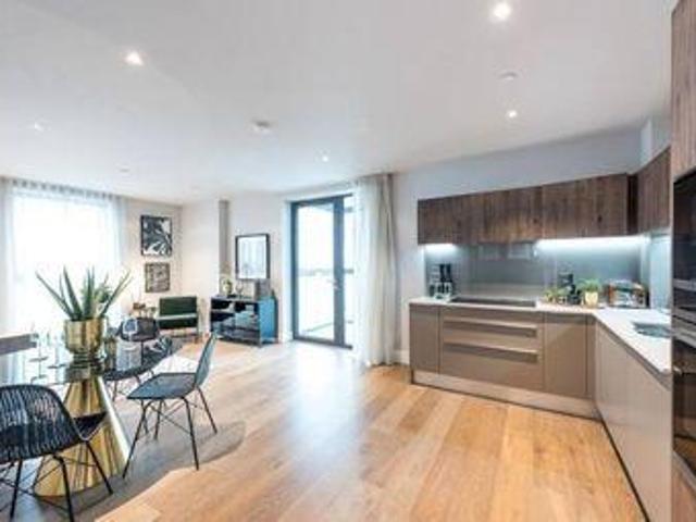 2 Bedrooms Flat for sale in Battersea Park Road, Battersea, London SW8