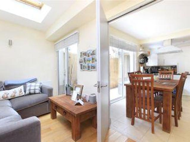 2 Bedrooms Flat for sale in Battersea Rise, London SW11