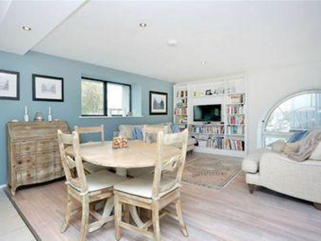 2 Bedrooms Flat for sale in Bazalgette Court, Riverside, Great West Road, London W6