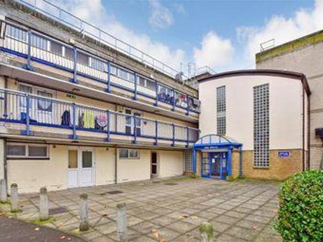 2 Bedrooms Flat for sale in Baddow Close, Woodford Green, Essex IG8