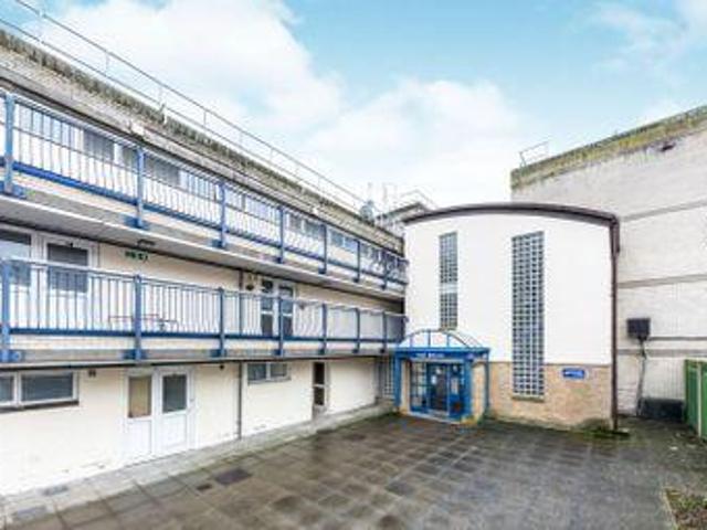 2 Bedrooms Flat for sale in Baddow Close, Woodford Green IG8