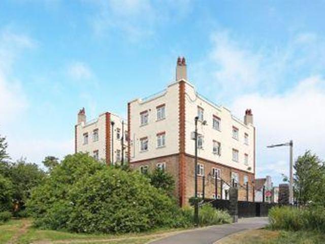 2 Bedrooms Flat for sale in Baltic Close, Colliers Wood, London SW19