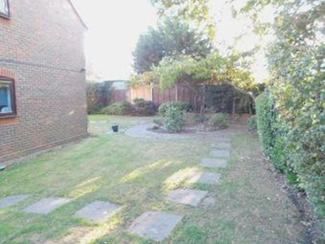 2 Bedrooms Flat for sale in Barnetts Court, Corbins Lane, Harrow HA2